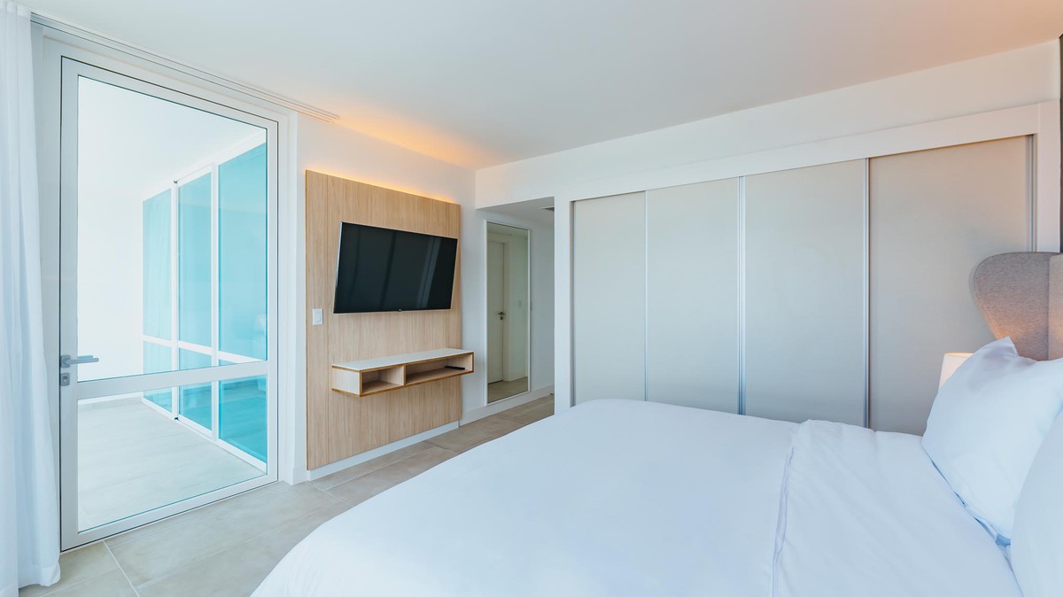 Ocean View Suite Featuring Large Living Room & Sunset Views From ...