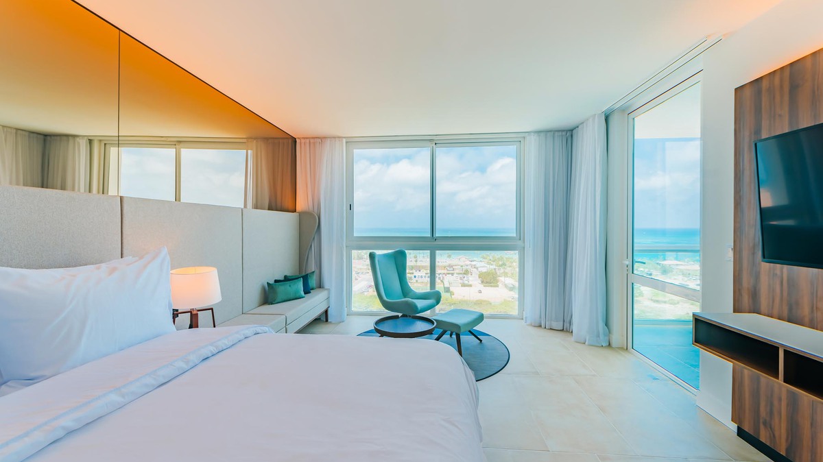 Spacious Suite With a Full Kitchen & Views of the Caribbean Sea